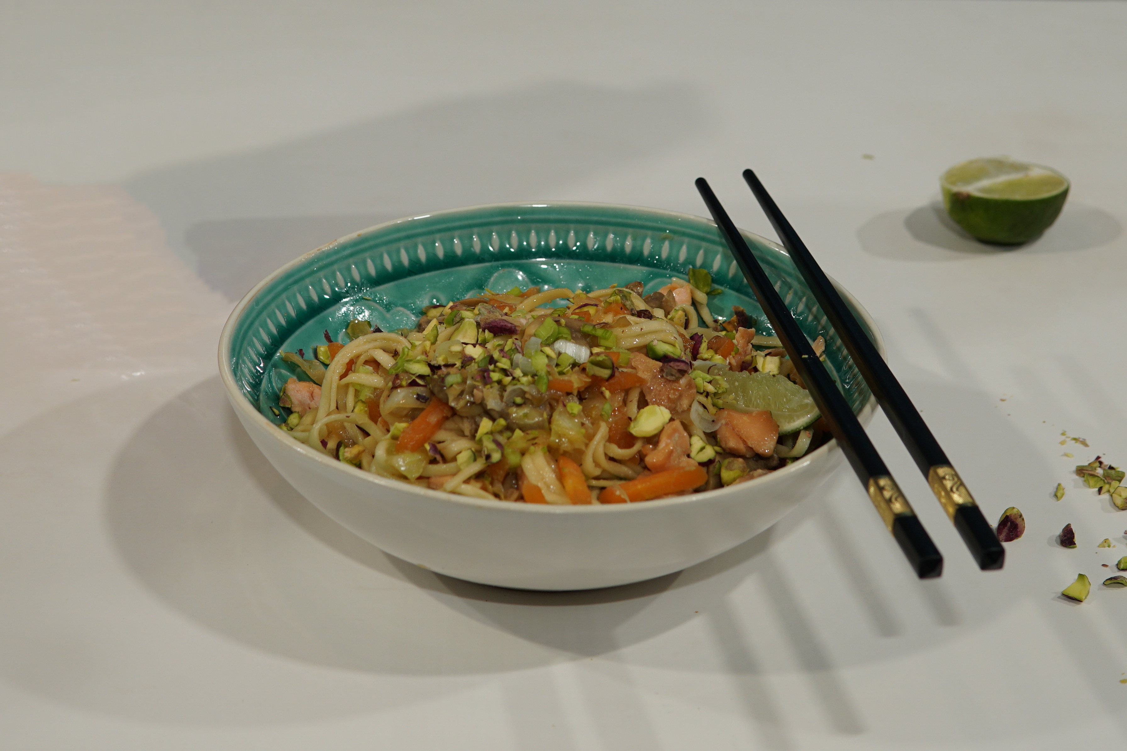 Noodles saltati con salmone marinato e verdure